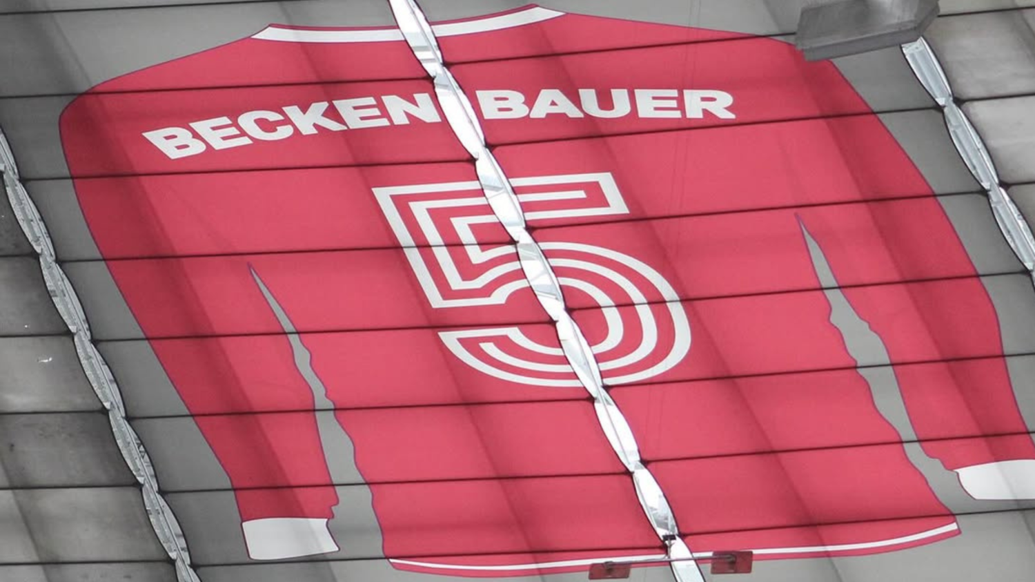 Riesen Fußball-Trikot zu Ehren von Franz Beckenbauer